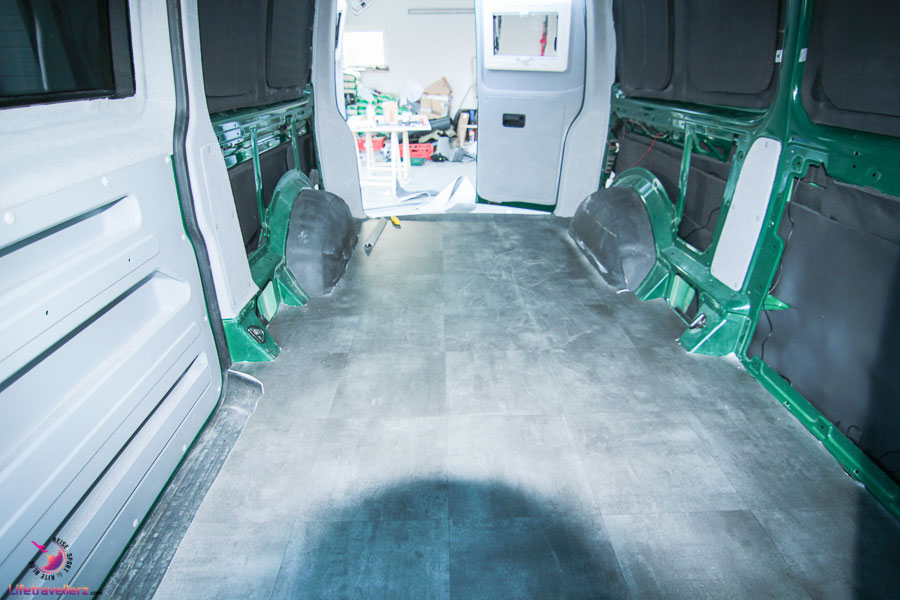 VW Bus Ausbau - Boden im VW Bus verlegen - Lifetravellerz Blog