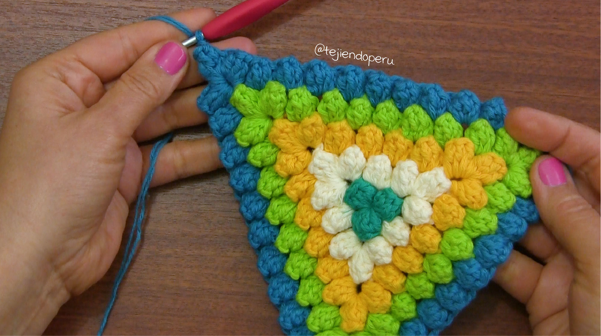 Bolso triangular con granny popcorn tejido a crochet - Tejiendo Perú