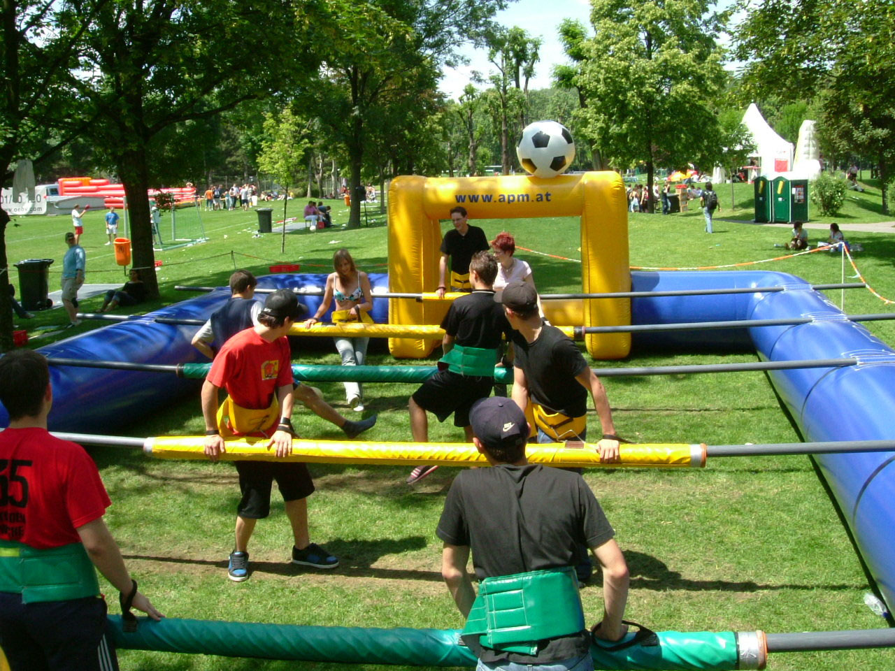 Human Table Soccer - Menschen Wuzler (lebensgroßer Tischfußball) - APM ...