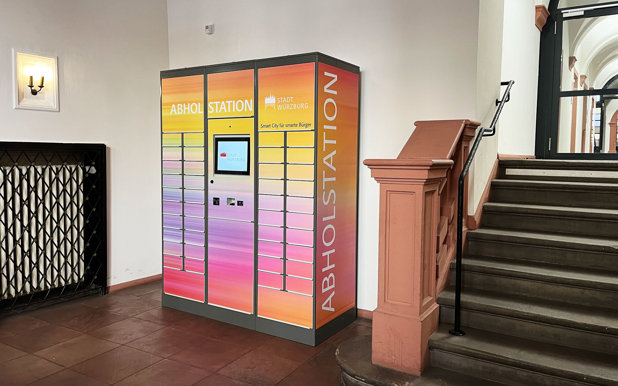 Folierung einer modernen Abholstation im Rathaus der Stadt Würzburg ...