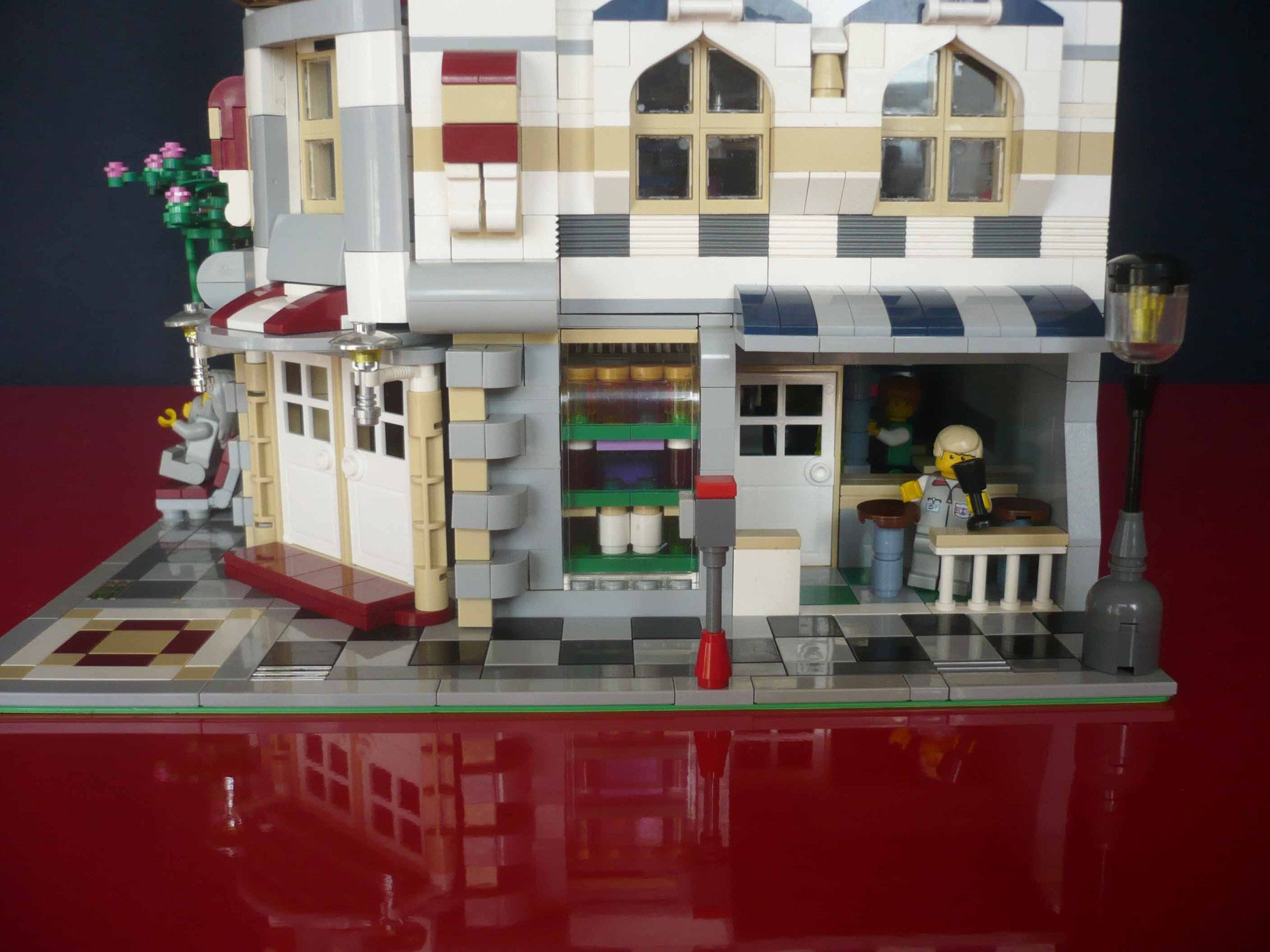 N° 04 - LEGO Modular Corner Gallery Store - Bricker & Co Unlimited