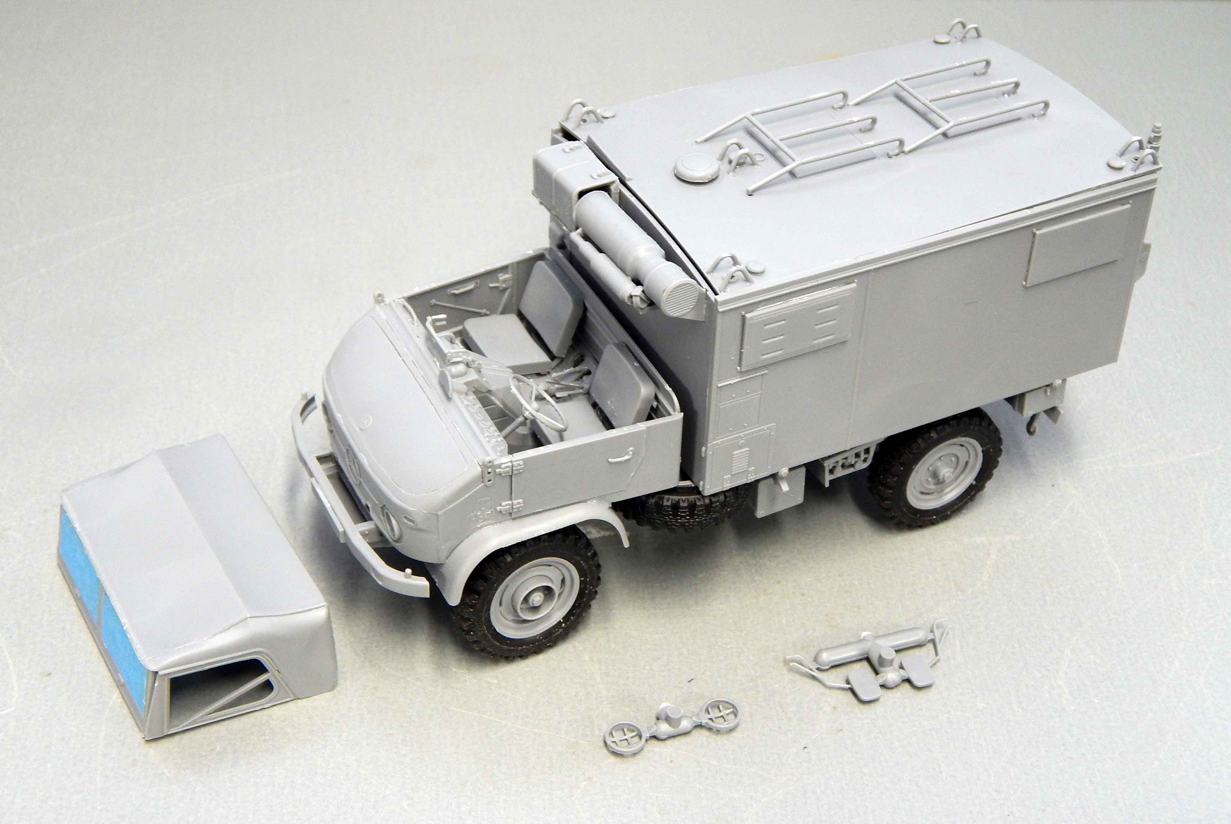 Unimog S404 mit Funkkoffer - www.panzer-bau.de/diorama/militär/1:35