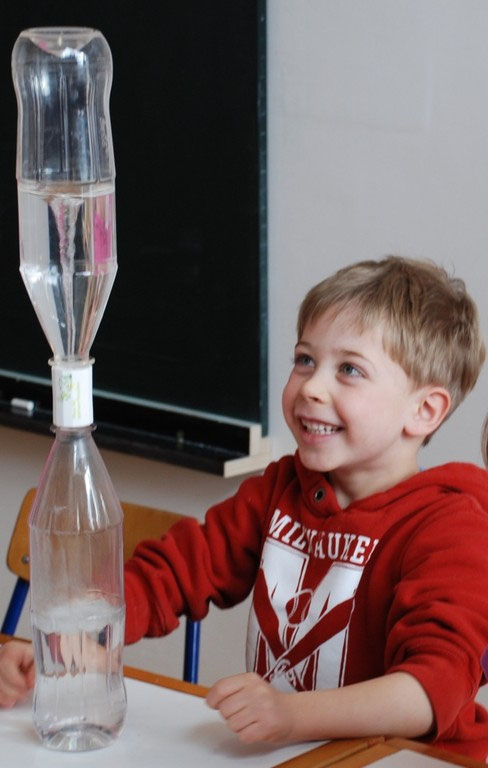 Experimente mit Luft (1) - Nela forscht - Naturwissenschaft für Kinder