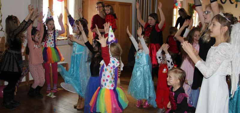 Kinder tanzen zum Fliegerlied - Kath. Pfarrei Ast Waldmünchen "Mariä ...