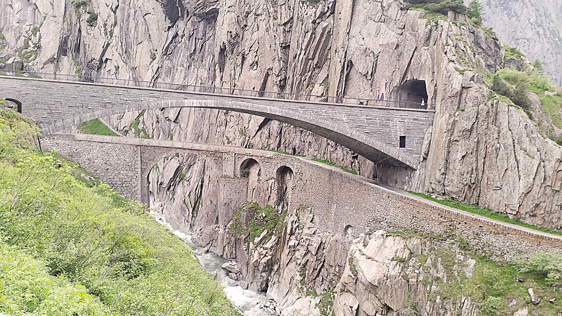 Gotthardpass mit dem Motorrad und Auto - Pässe.Info