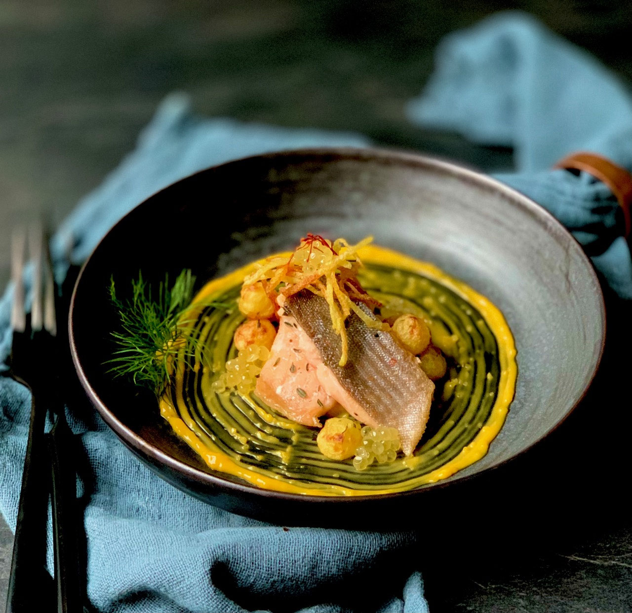 Bachsaibling auf Safran-Sauce mit Braterdäpfeln & Saiblingskaviar ...