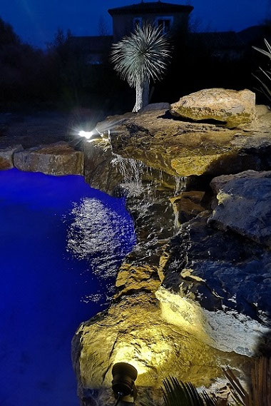 Cascade piscine en rochers naturels - MAGICIEN D'EAU
