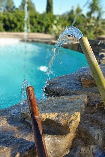 Cascade piscine en rochers naturels - MAGICIEN D'EAU