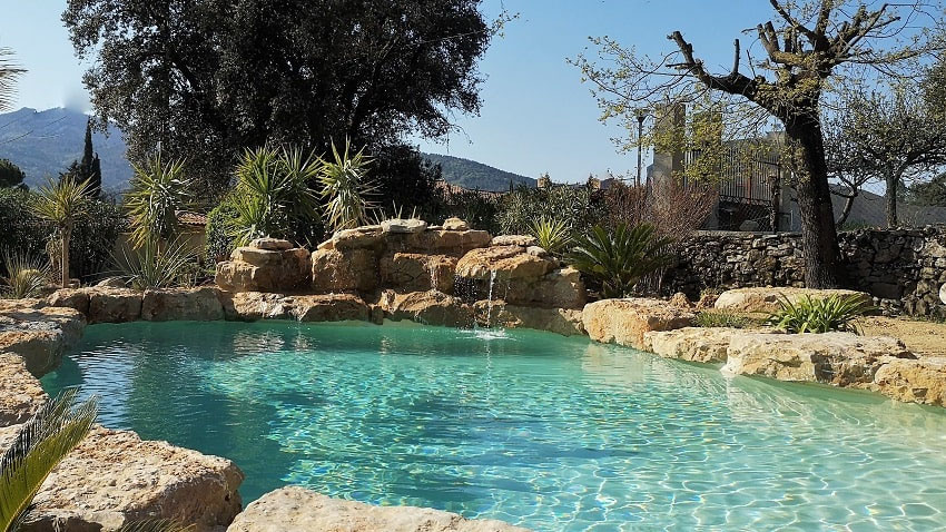 Cascade piscine en rochers naturels - MAGICIEN D'EAU