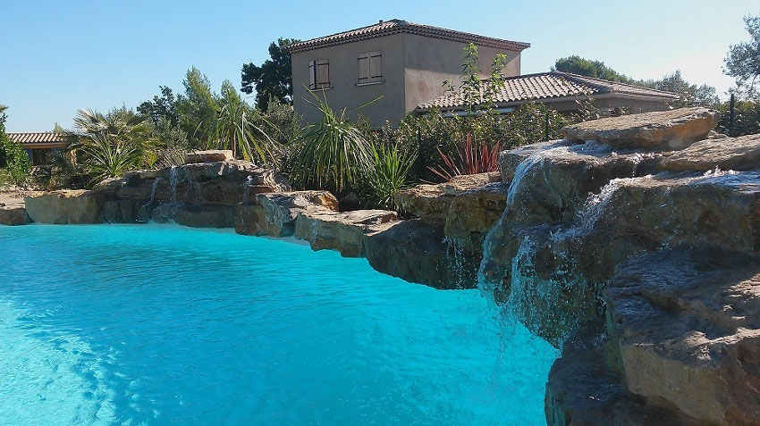 Cascade piscine en rochers naturels - MAGICIEN D'EAU
