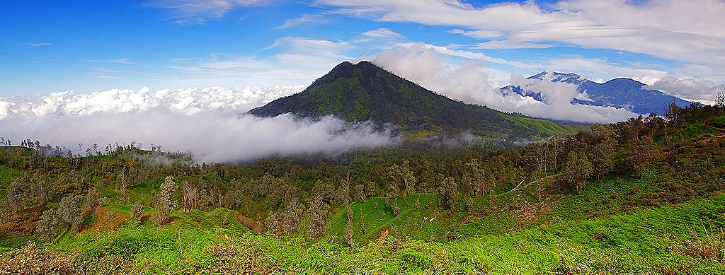 Une randonnée magnifique au cœur du volcan au cratère vert à l’est de ...