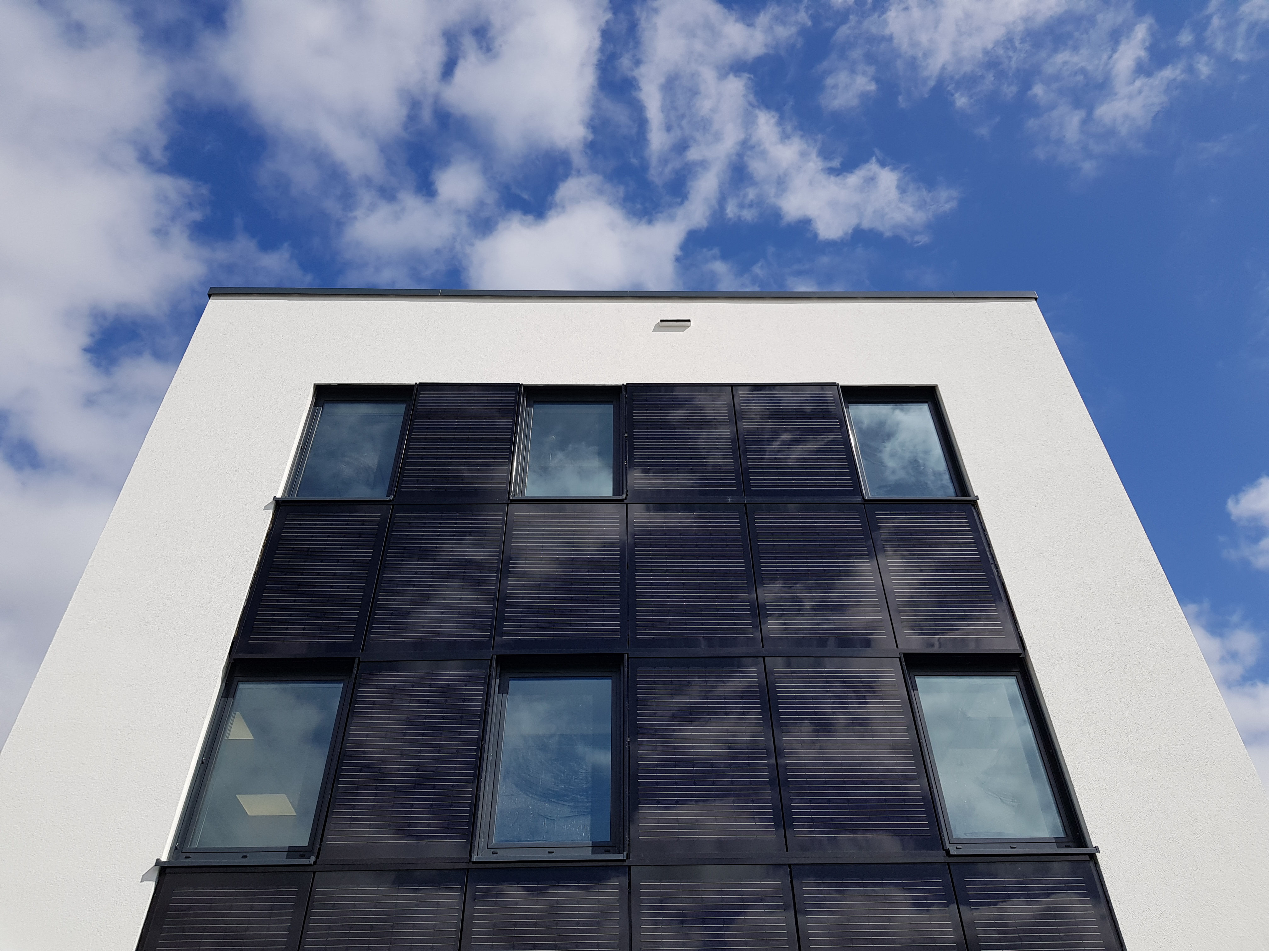 Photovoltaik Fassade erzeugt PV-Strom - Solarcarporte.de