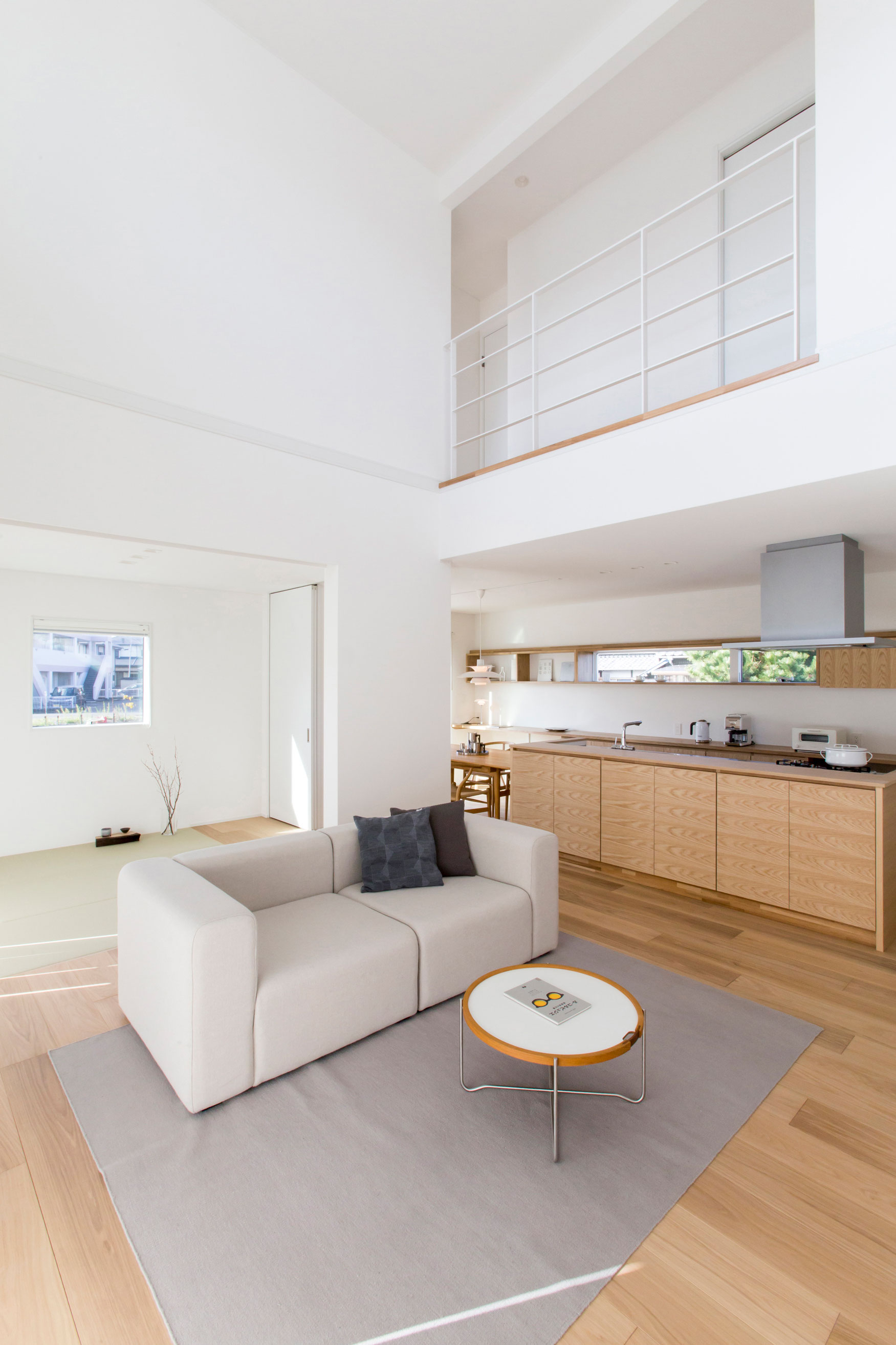 House with wooden island kitchen - HACO (ハコ) シンプルハウスと丁寧な暮らし-静岡市