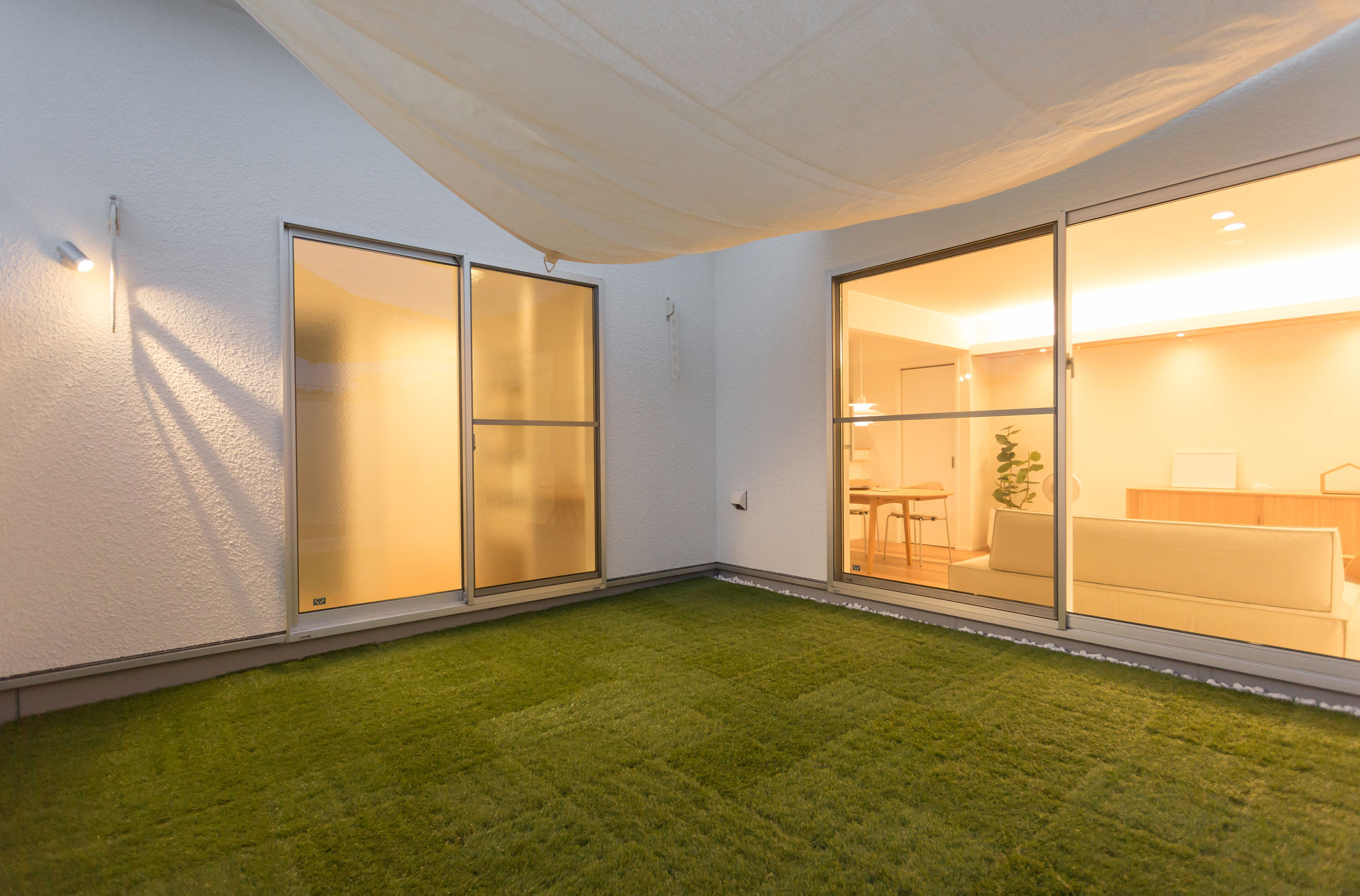 House with red cedar garage door - HACO (ハコ) シンプルハウスと丁寧な暮らし