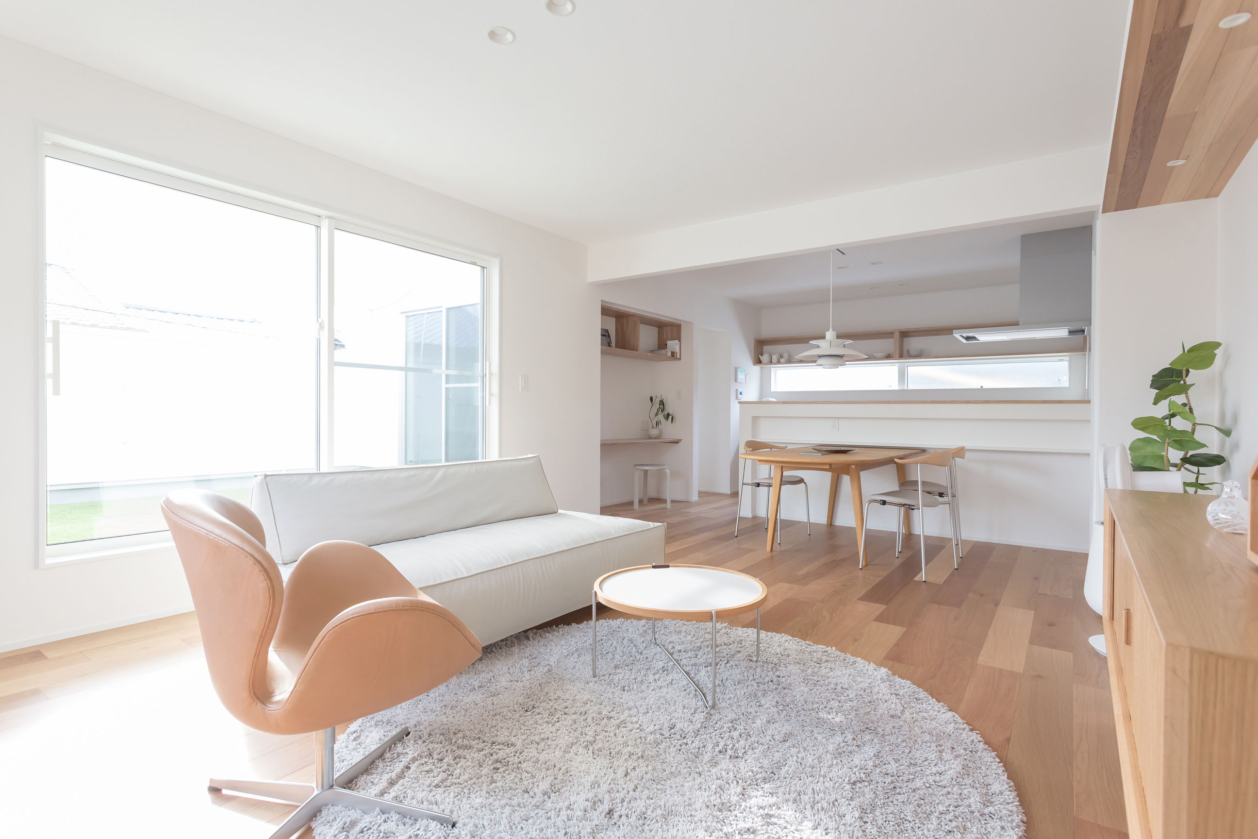 House with red cedar garage door - HACO (ハコ) シンプルハウスと丁寧な暮らし