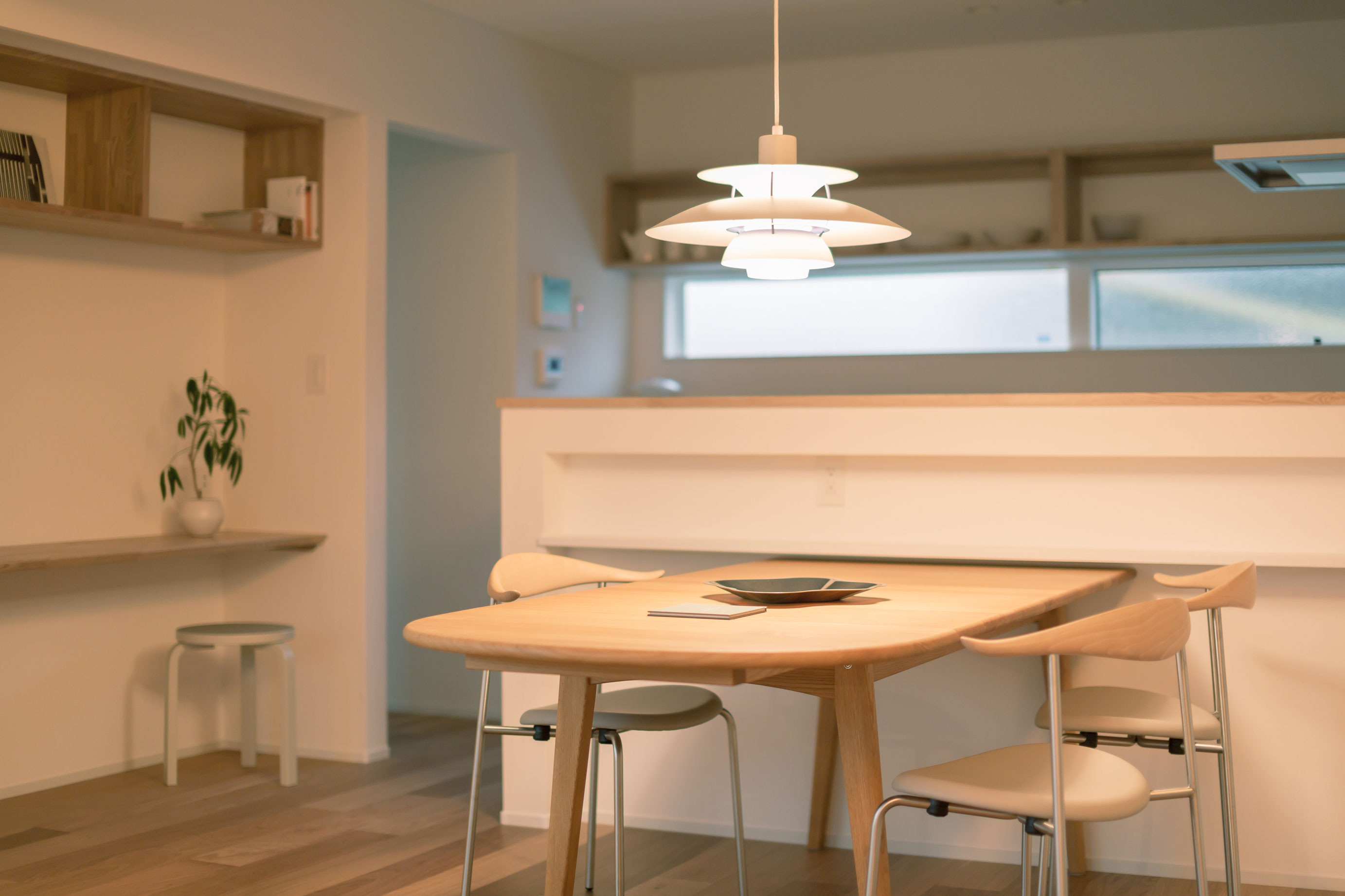 House with red cedar garage door - HACO (ハコ) シンプルハウスと丁寧な暮らし