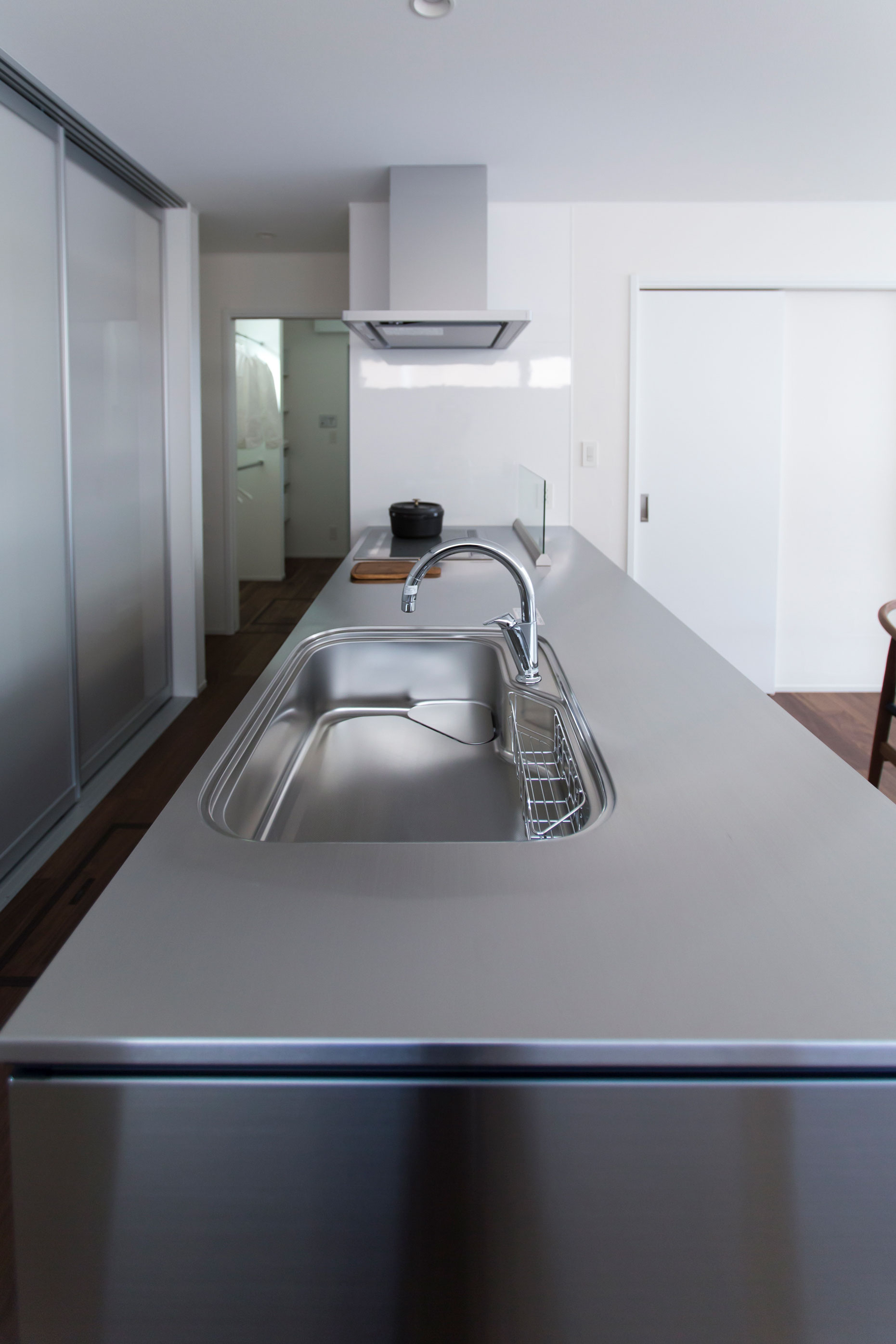 House with stainless steel counter kitchen - HACO (ハコ) シンプルハウスと丁寧な暮らし