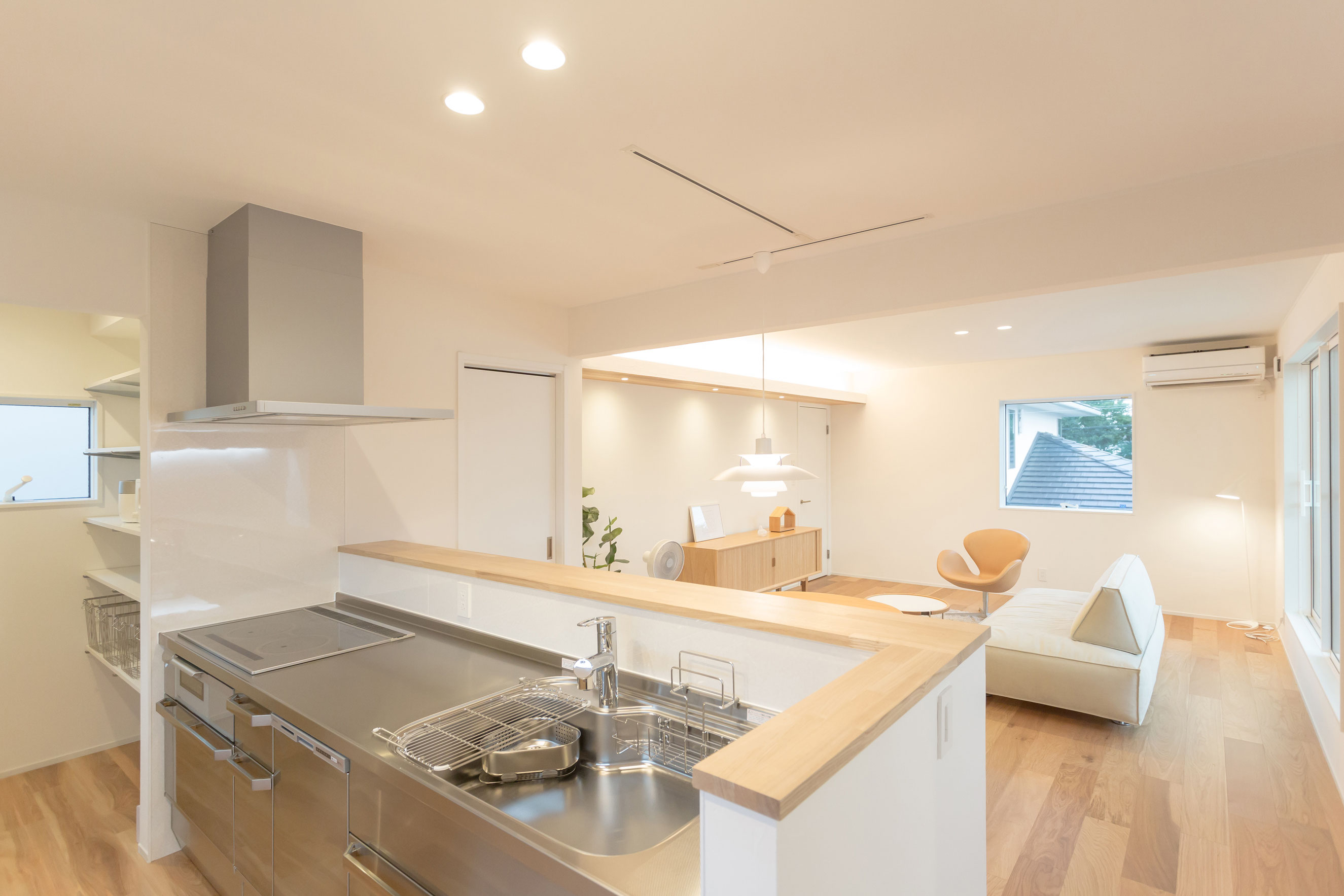 House with red cedar garage door - HACO (ハコ) シンプルハウスと丁寧な暮らし