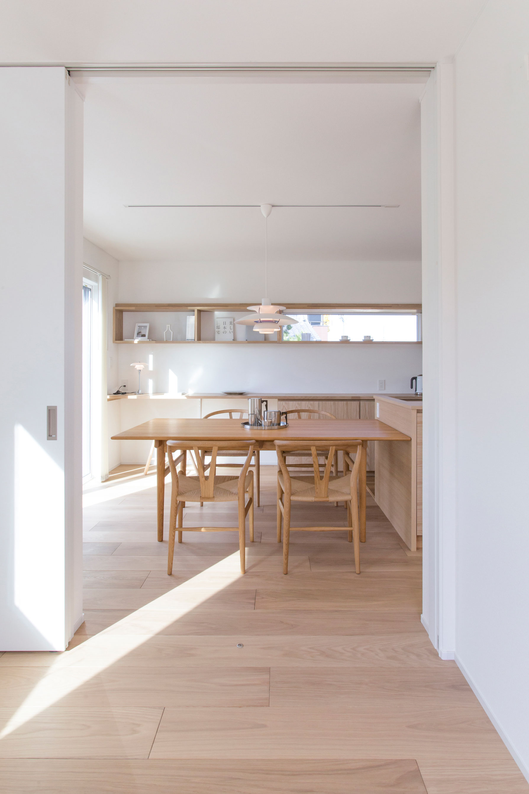 House with wooden island kitchen - HACO (ハコ) シンプルハウスと丁寧な暮らし-静岡市