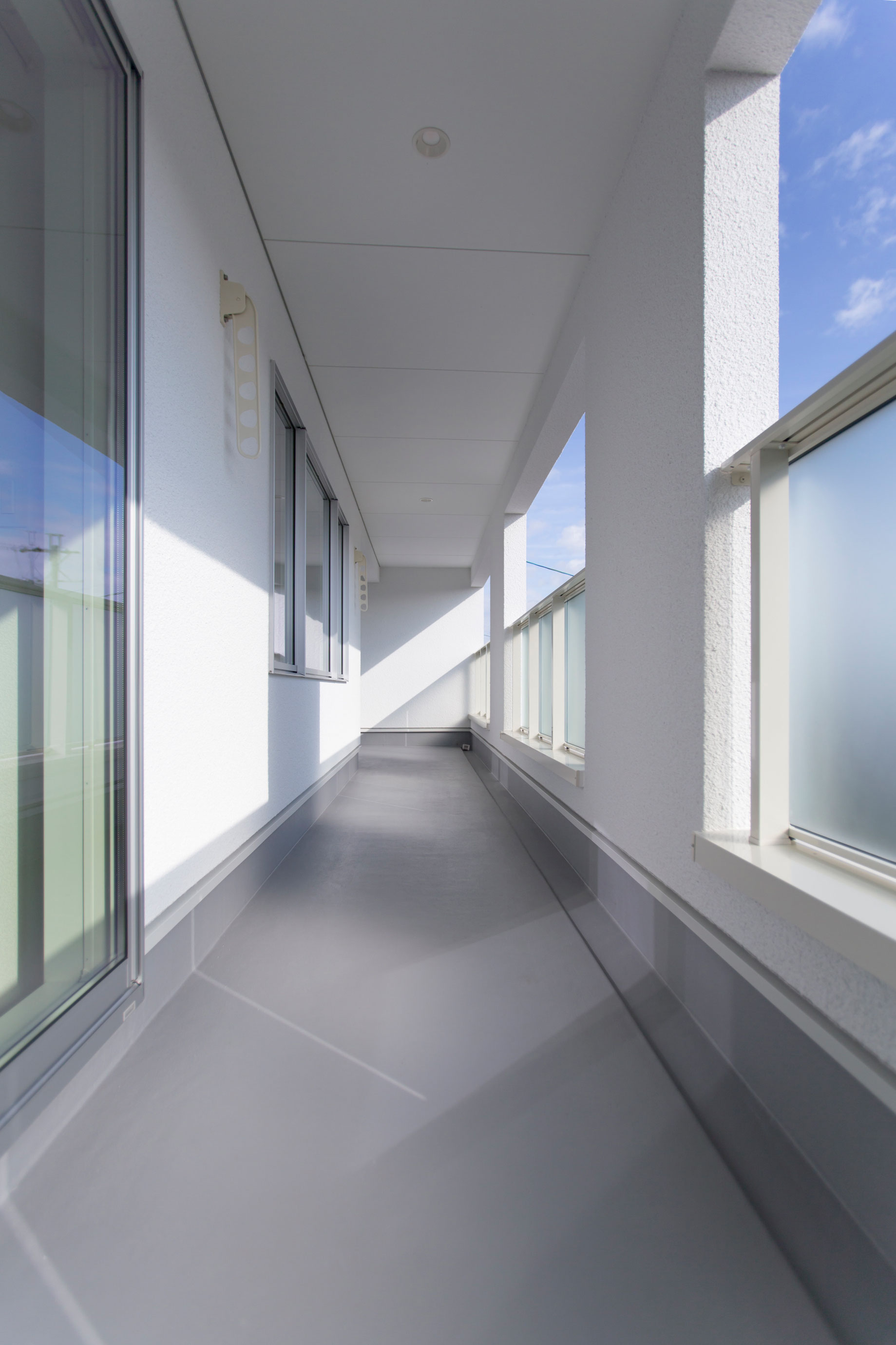 House with wooden island kitchen - HACO (ハコ) シンプルハウスと丁寧な暮らし-静岡市