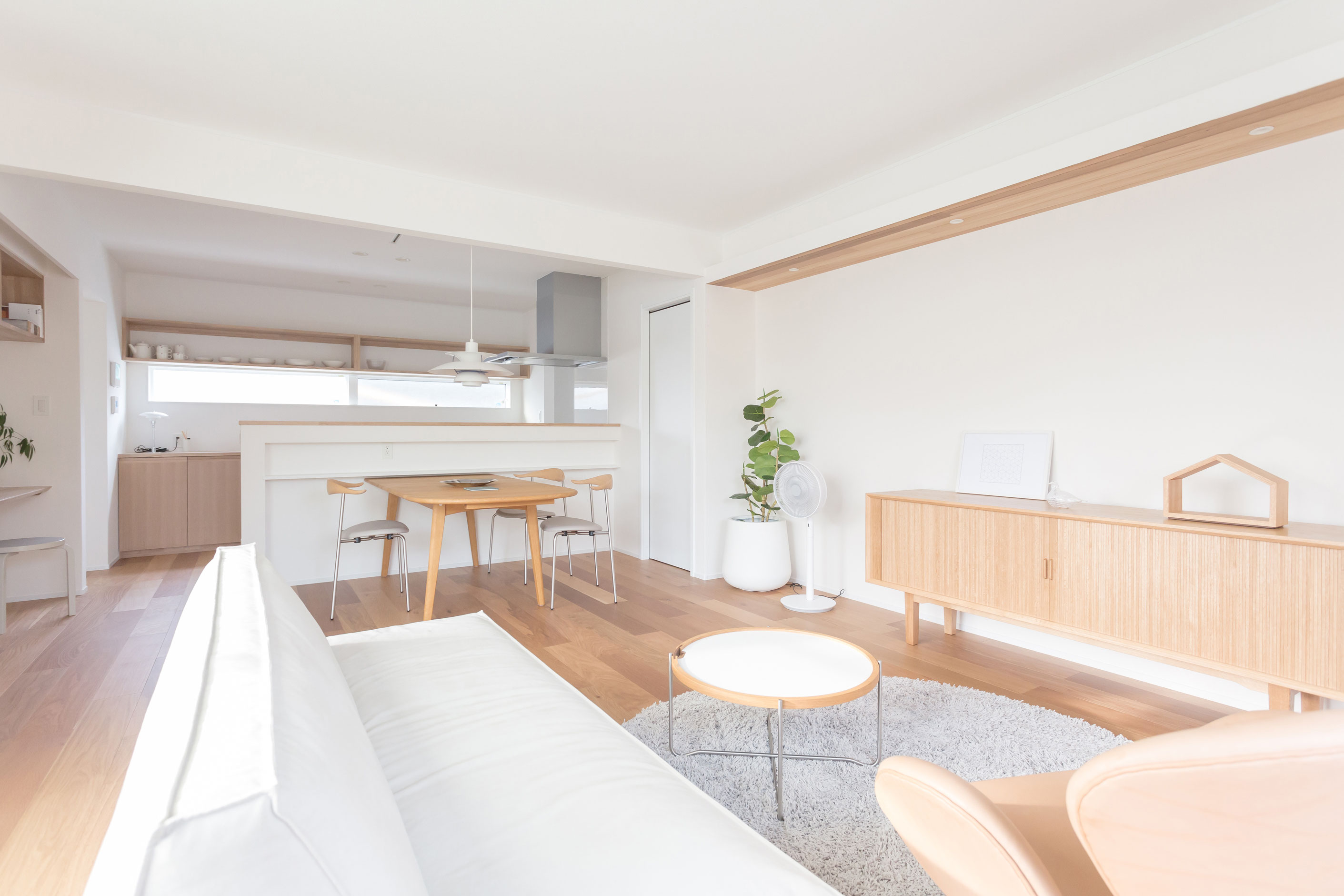 House with red cedar garage door - HACO (ハコ) シンプルハウスと丁寧な暮らし