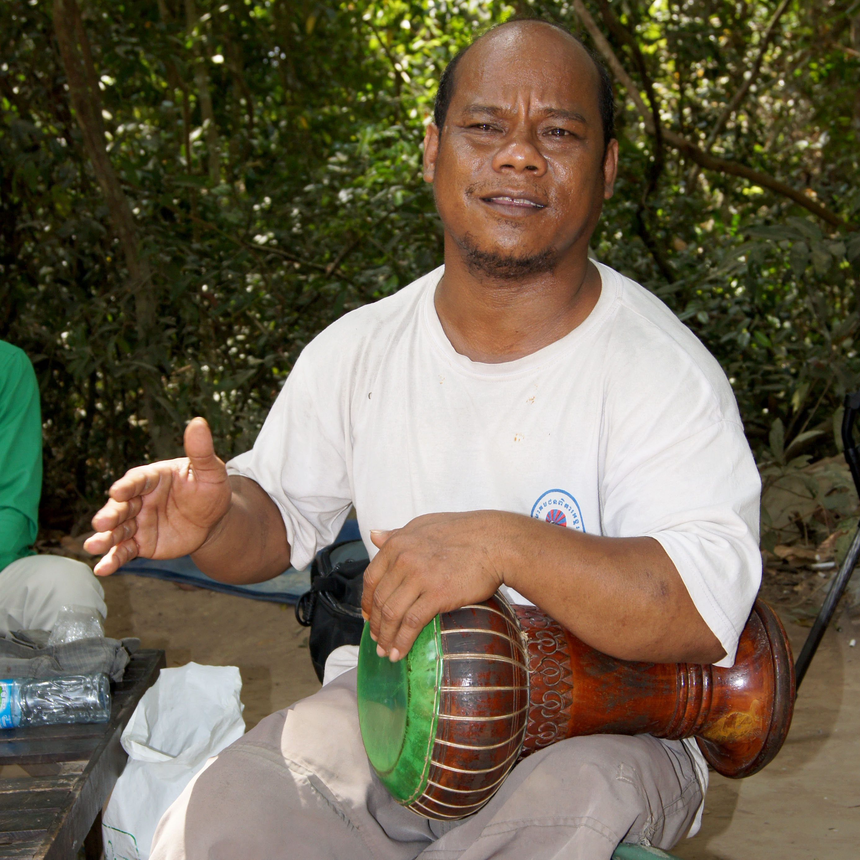 Drum - skor daey ស្គរ ដៃ / skor arak ស្គរអារក្ស - Sounds of Angkor