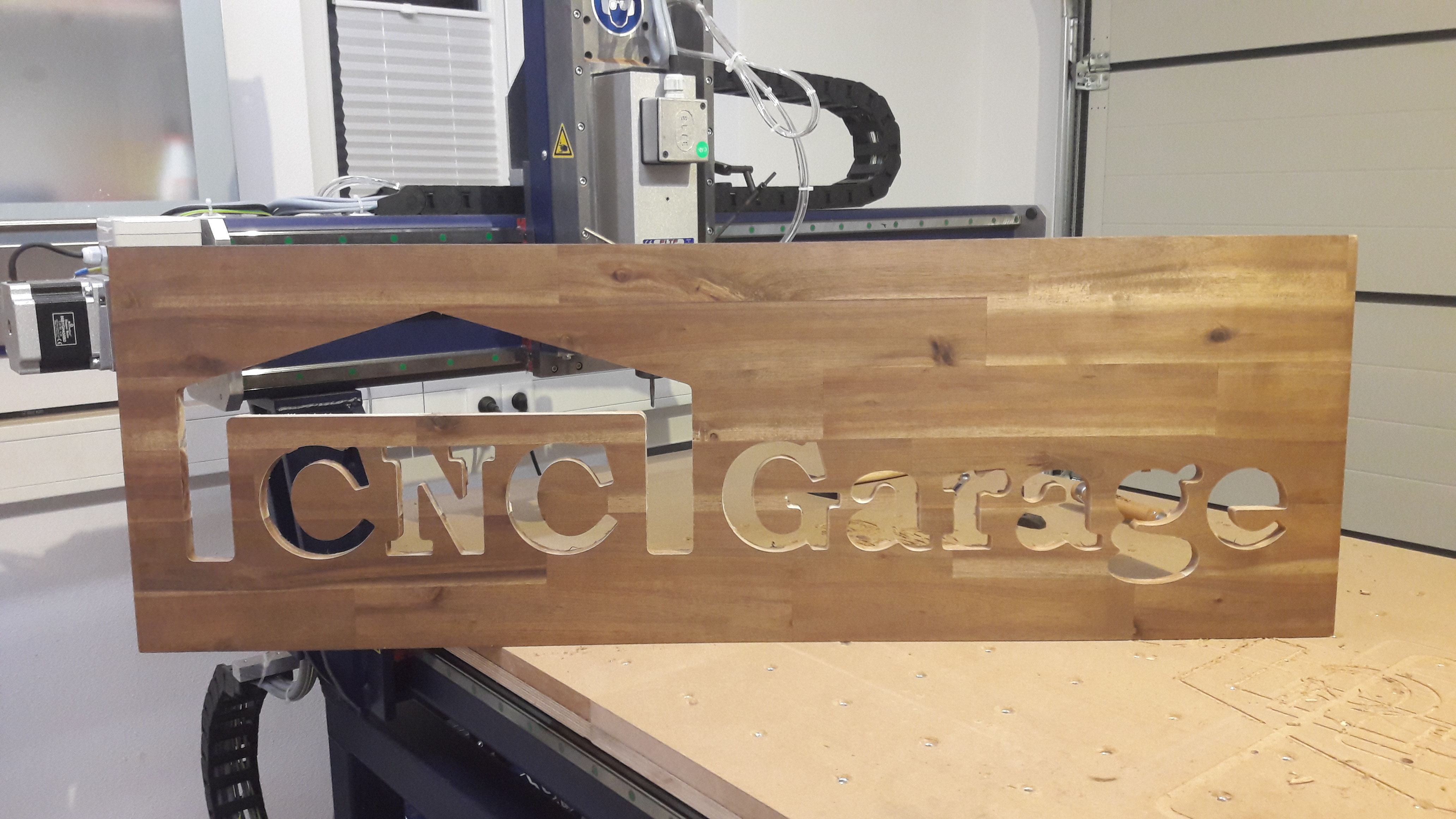 Werbeschild mit LED Beleuchtung - cnc-garages Webseite!