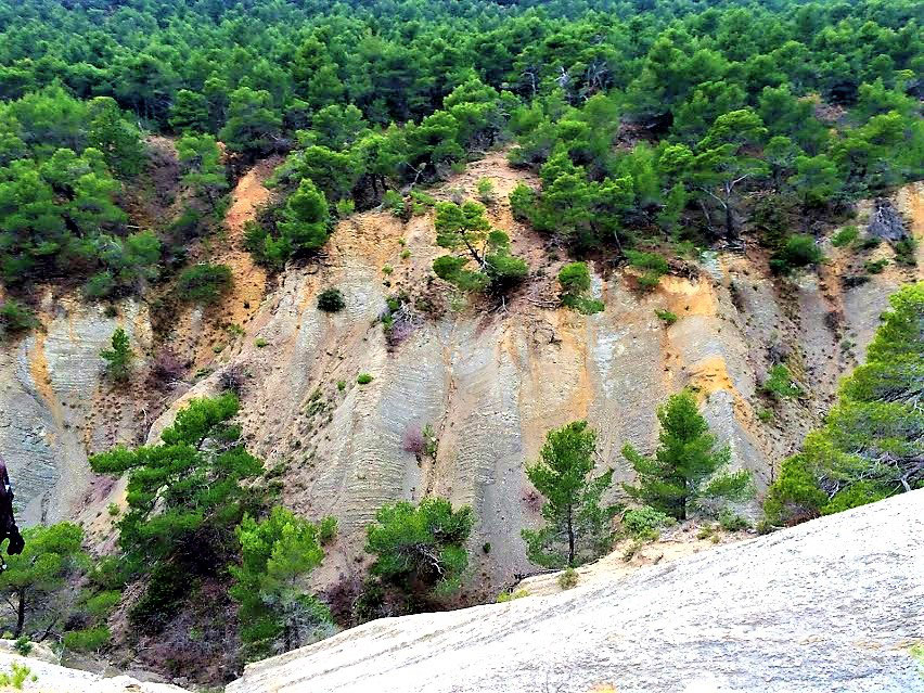 Peypin d'Aigues, la source de Mirail (Gd Luberon Sud) - Site de Marche ...