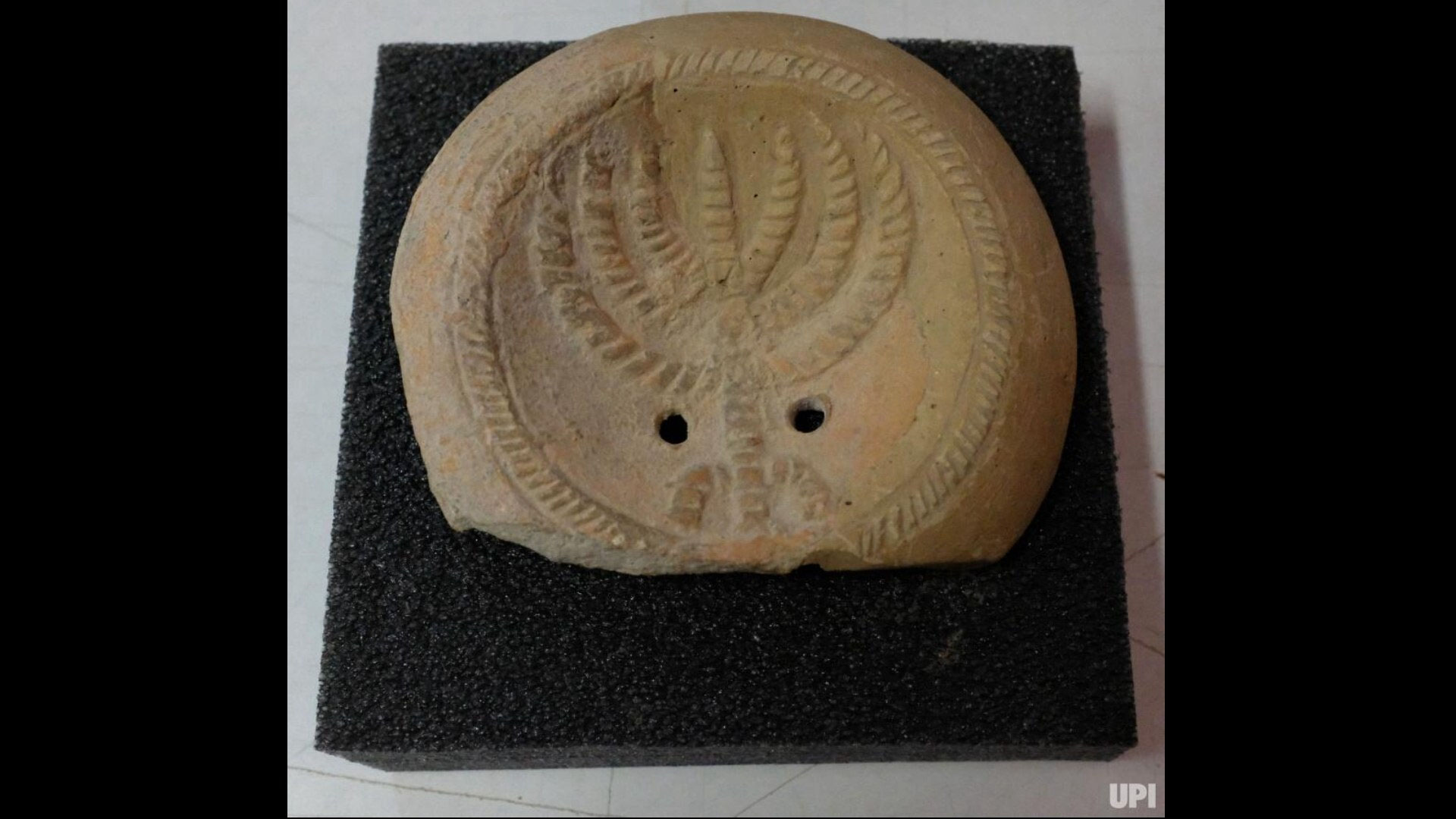 Ancient Oil Lamps with a Menorah - Structure Bible Menorah ...