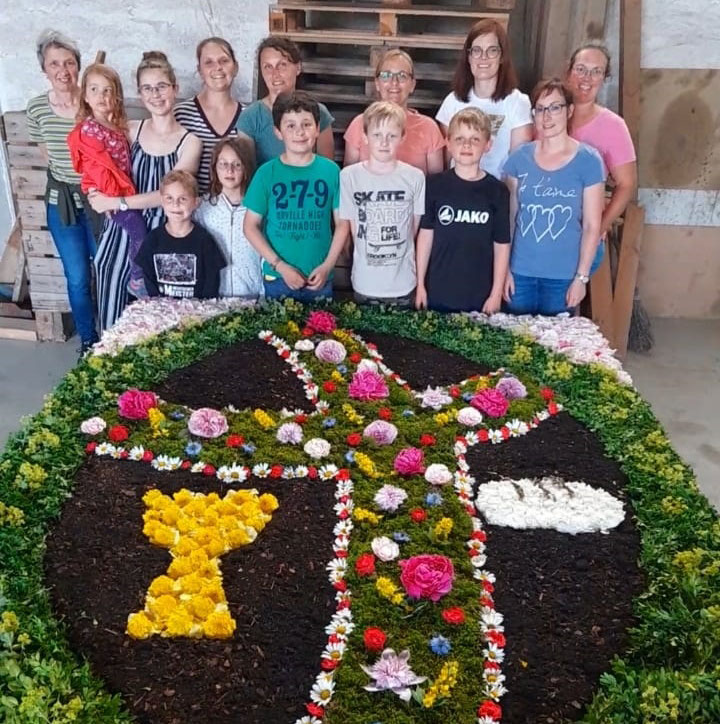Blumenteppich für Fronleichnam - Katholische Familiengemeinschaft ...