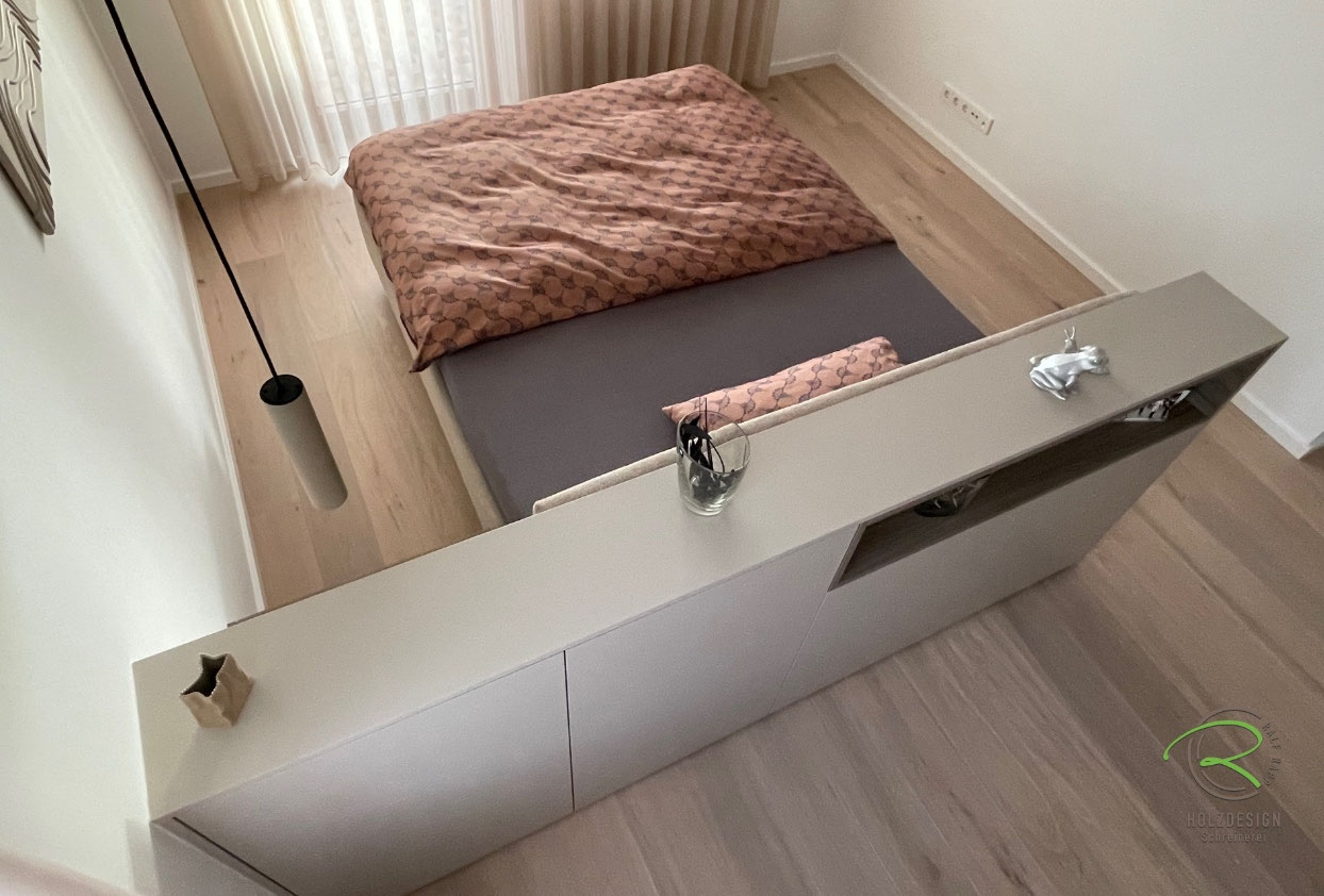 Kleiderschrank Uber Bett
