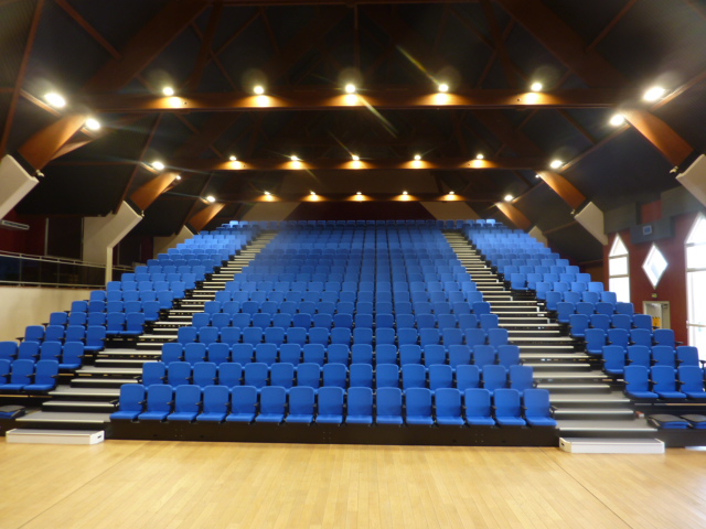 gradin télescopique de 486 places et parterre de 253 places - Centre ...