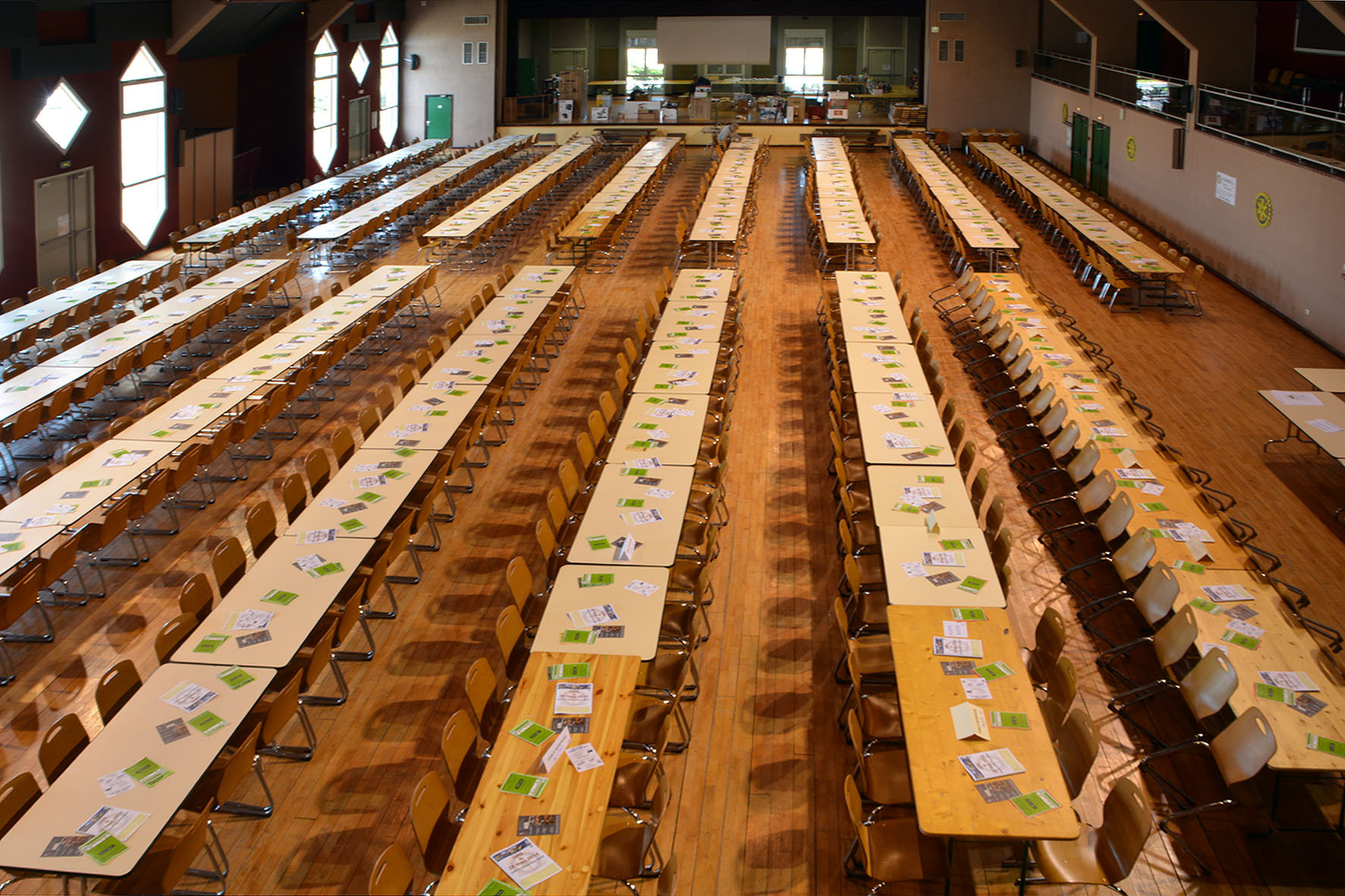 gradin télescopique de 486 places et parterre de 253 places - Centre ...