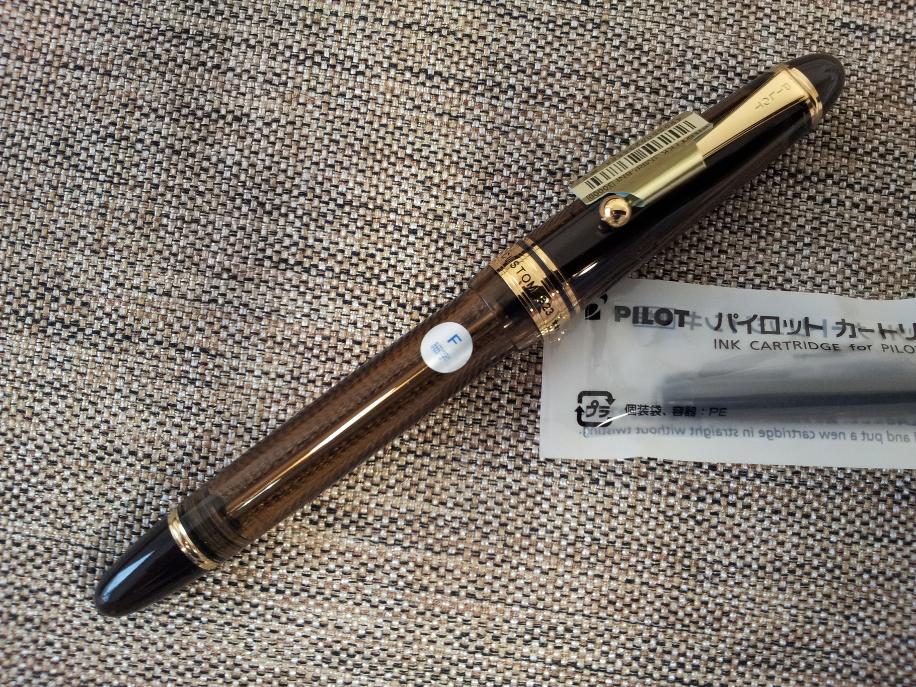 Pilot Custom 823 in der Farbe "Amber", Feder F - pens-and-freaks ...