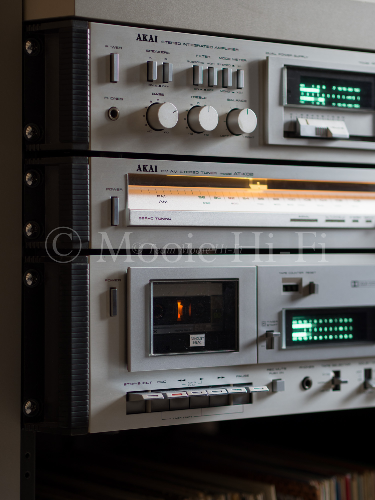 Review Akai Pro 502 rack stereo set - De website van mooiehifi!