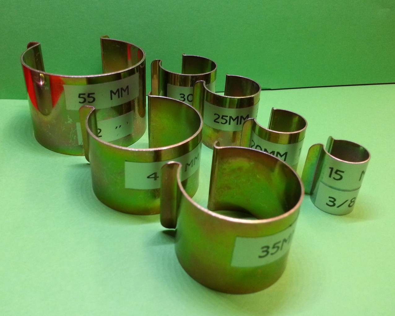 Omega Profile und Stahlclips für die Befestigung von Folien und Netze ...