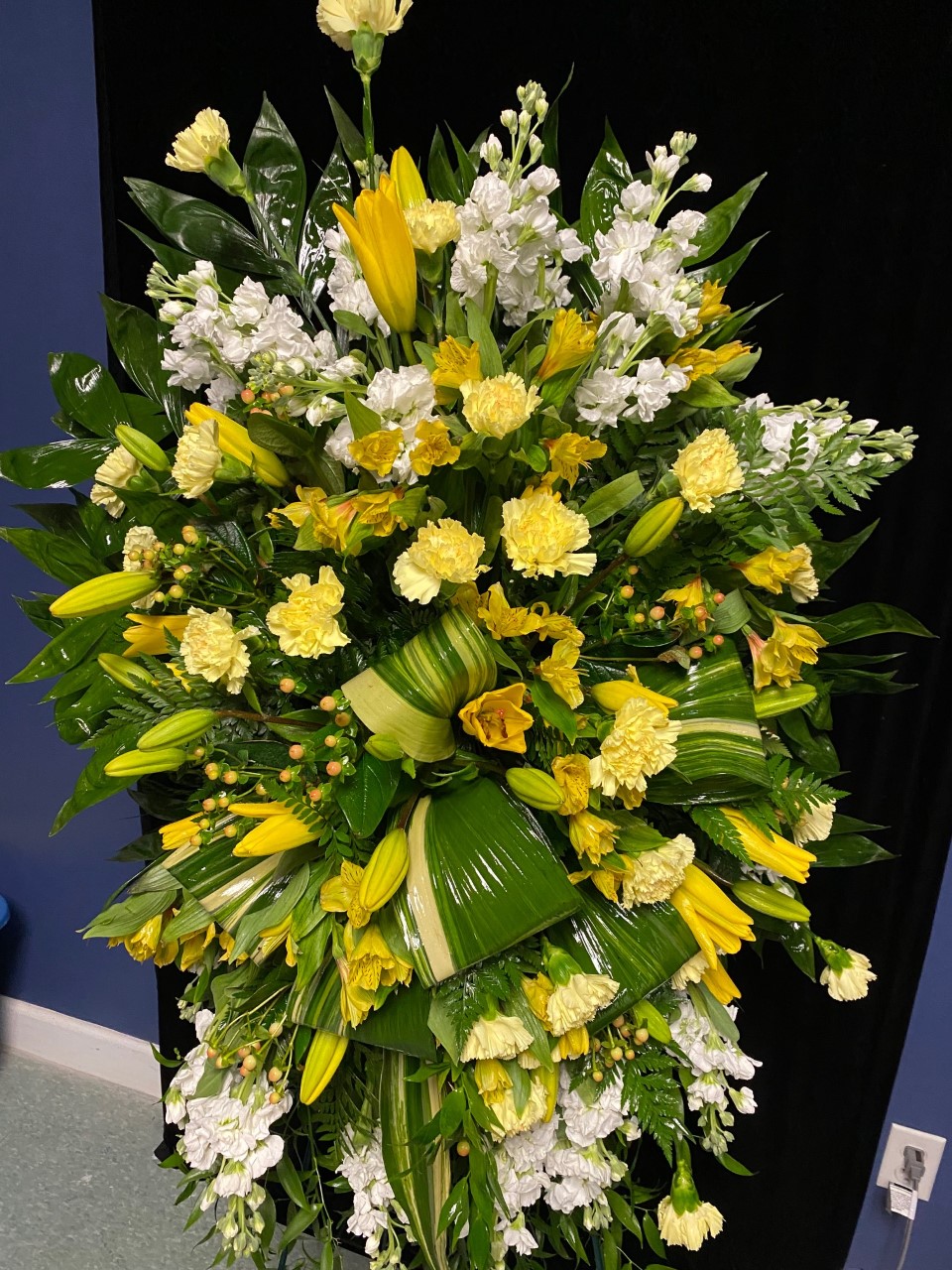 STANDING SPRAY - flowersofdistinction