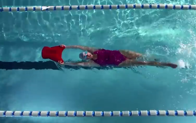 Nadar con tabla ayuda a fuerza, balance del cuerpo y técnica - Vivo ...