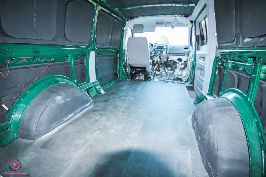 VW Bus Ausbau - Boden im VW Bus verlegen - Lifetravellerz Blog