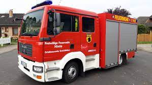 Baum auf Blockhütte - ffw-grossmidlums Webseite!