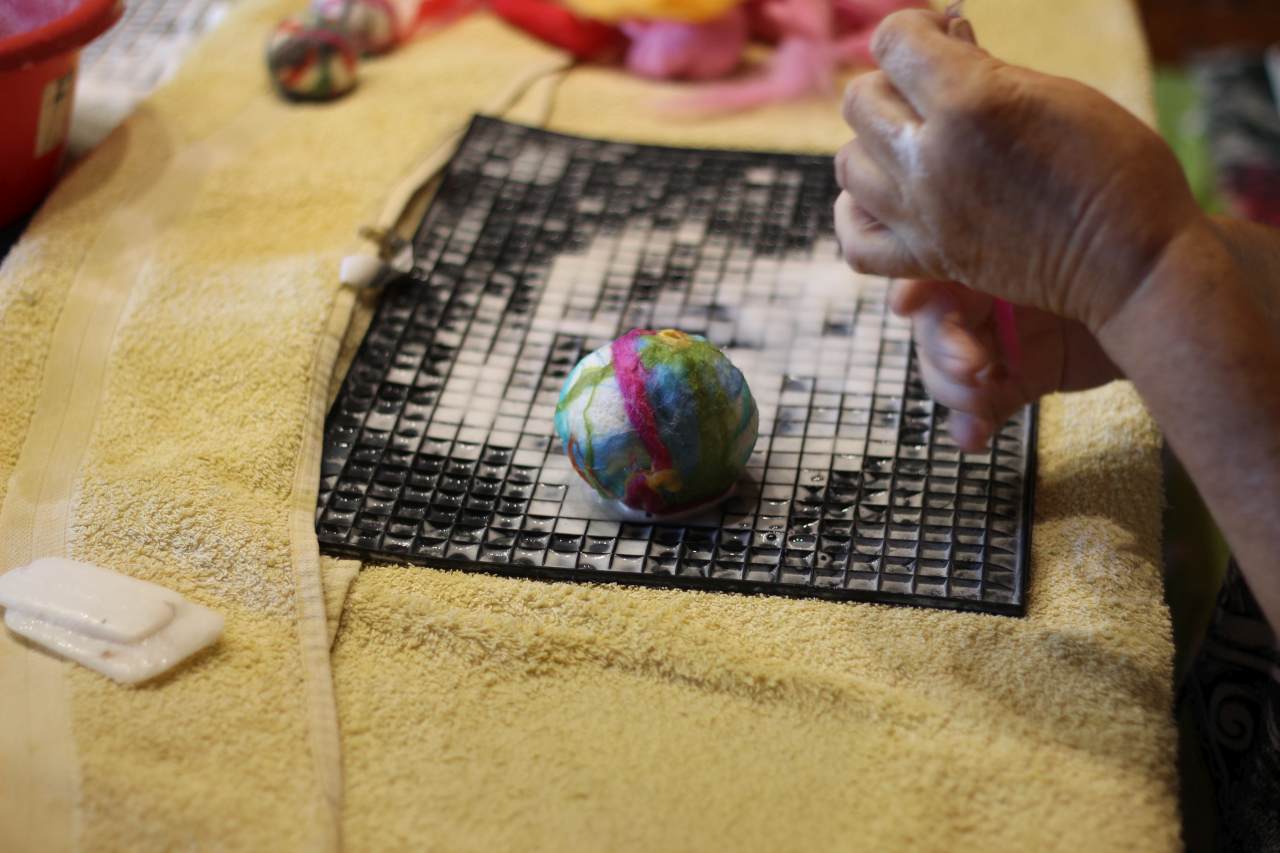 Filzen mit Wasser und Seife oder mit der Filznadel - penziner-wolltruhe