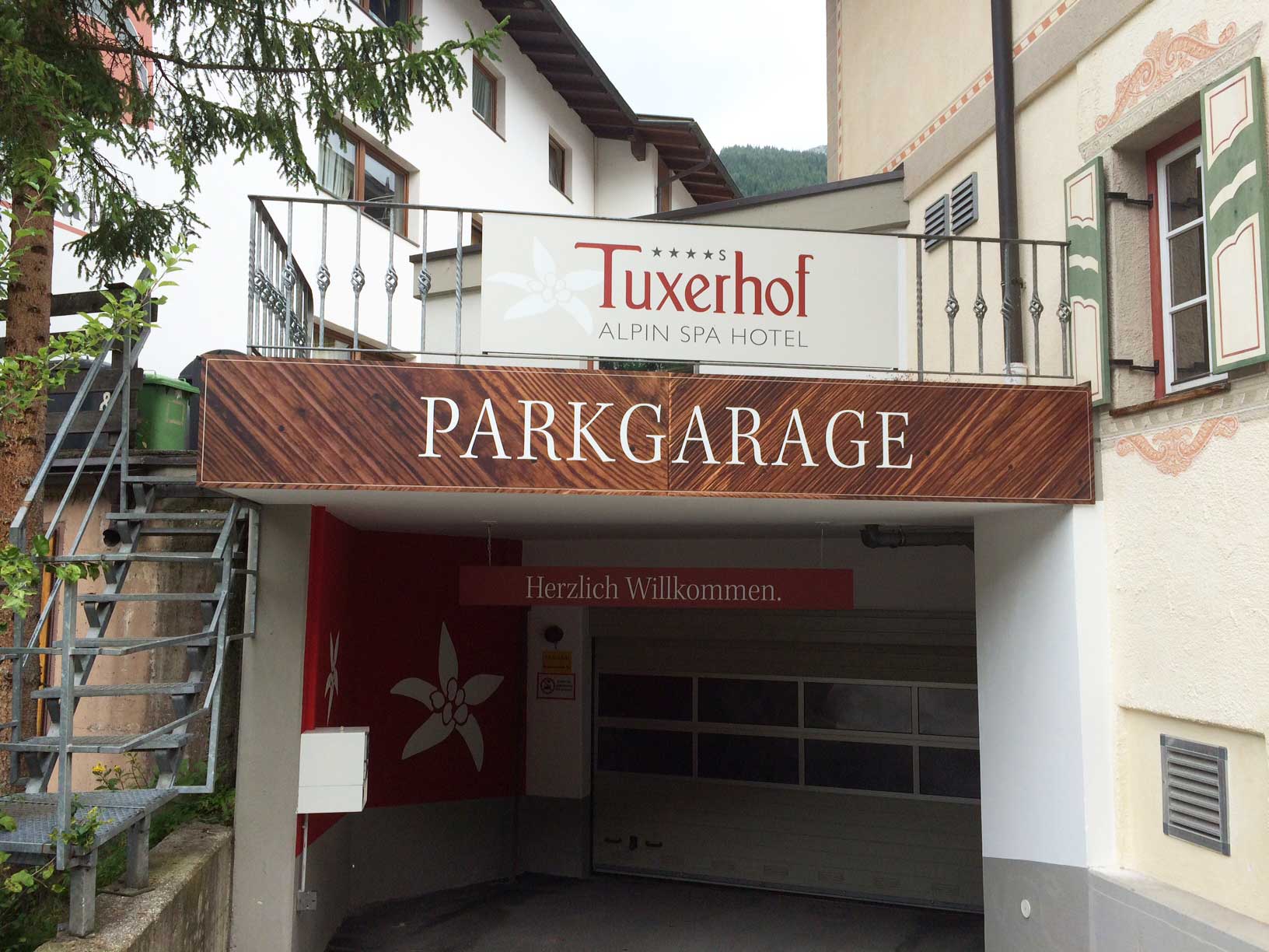 Schilder, Wegweiser und Werbetafeln - WERBETECHNIK & DRUCK TIROL - HERR ...