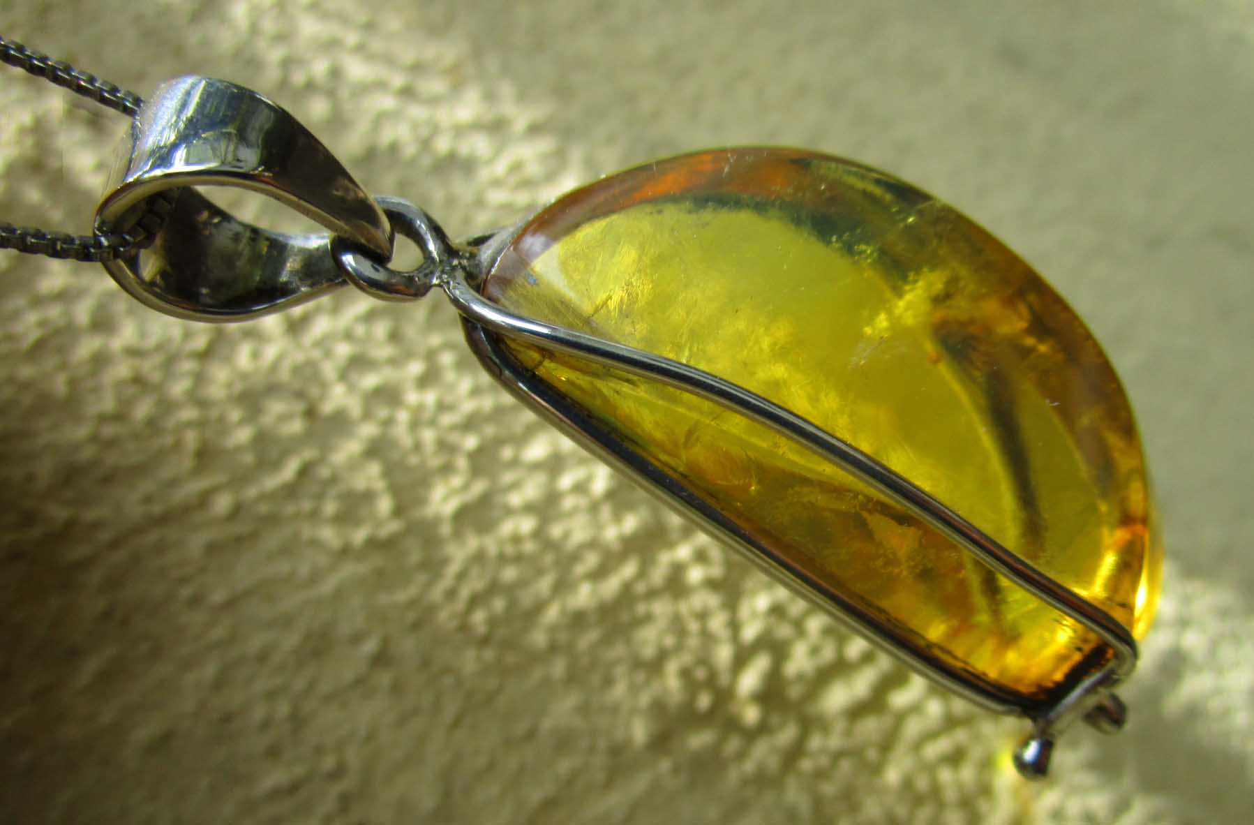 The best jewels of the Dominican Republic - Larimar and Blue Amber