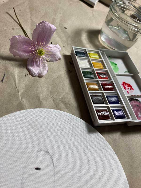 Doppelseitige Kunstwerke: Runde Leinwände und Papierblüten ...