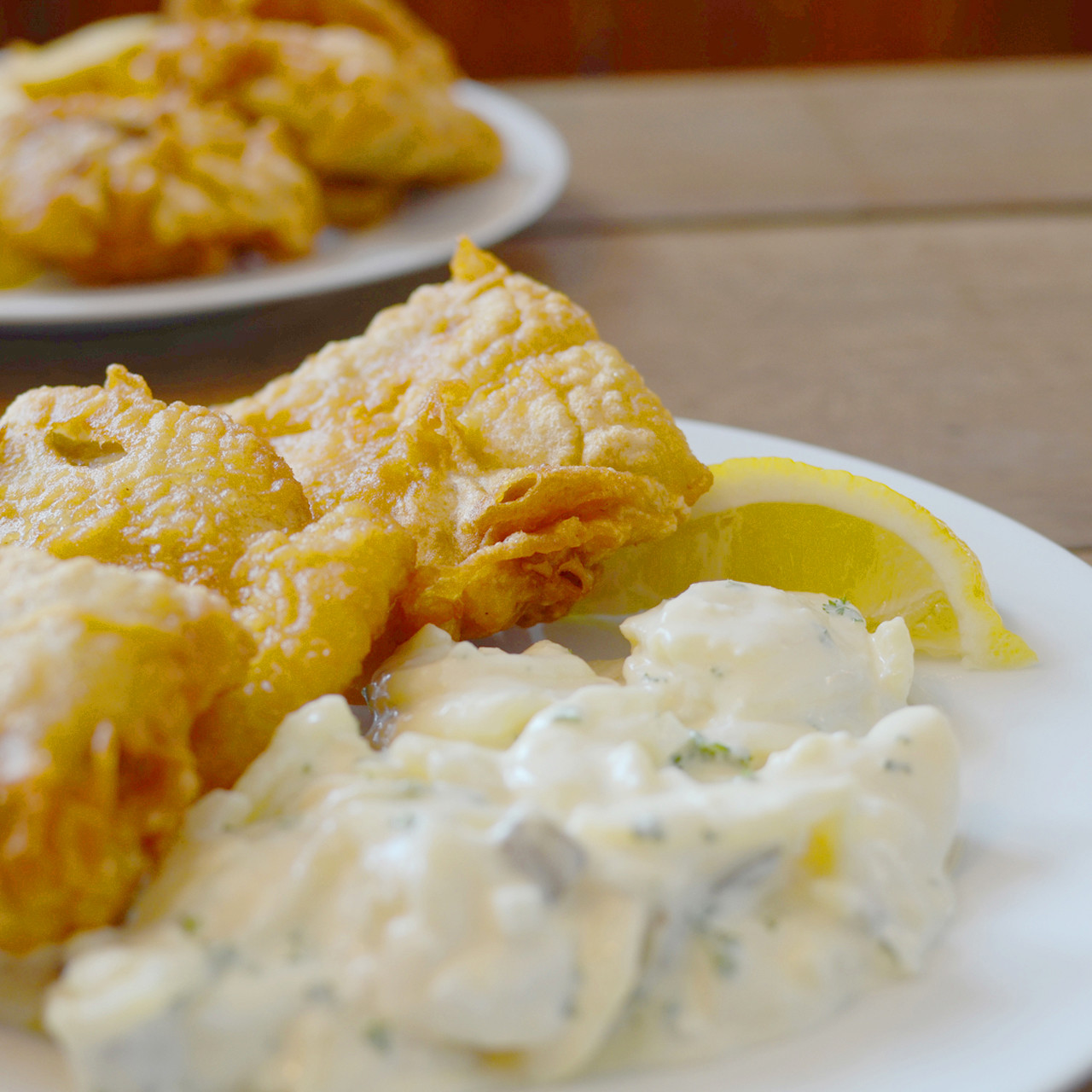 Die Spezialität des Hauses: Backfisch mit Kartoffelsalat und Elbblick ...