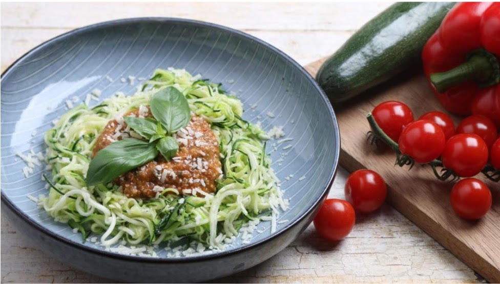 Courgette spaghetti with paprika and tomato pesto - Hazelnut House