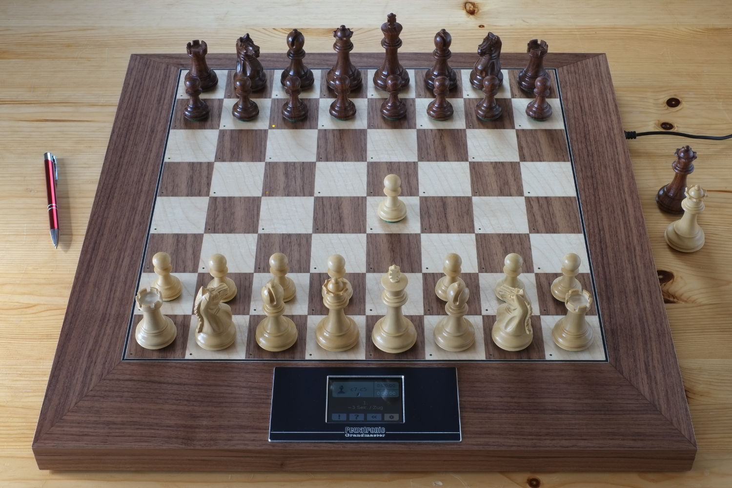 > Modell Grandmaster 50 - Exklusive Schachcomputer aus Holz