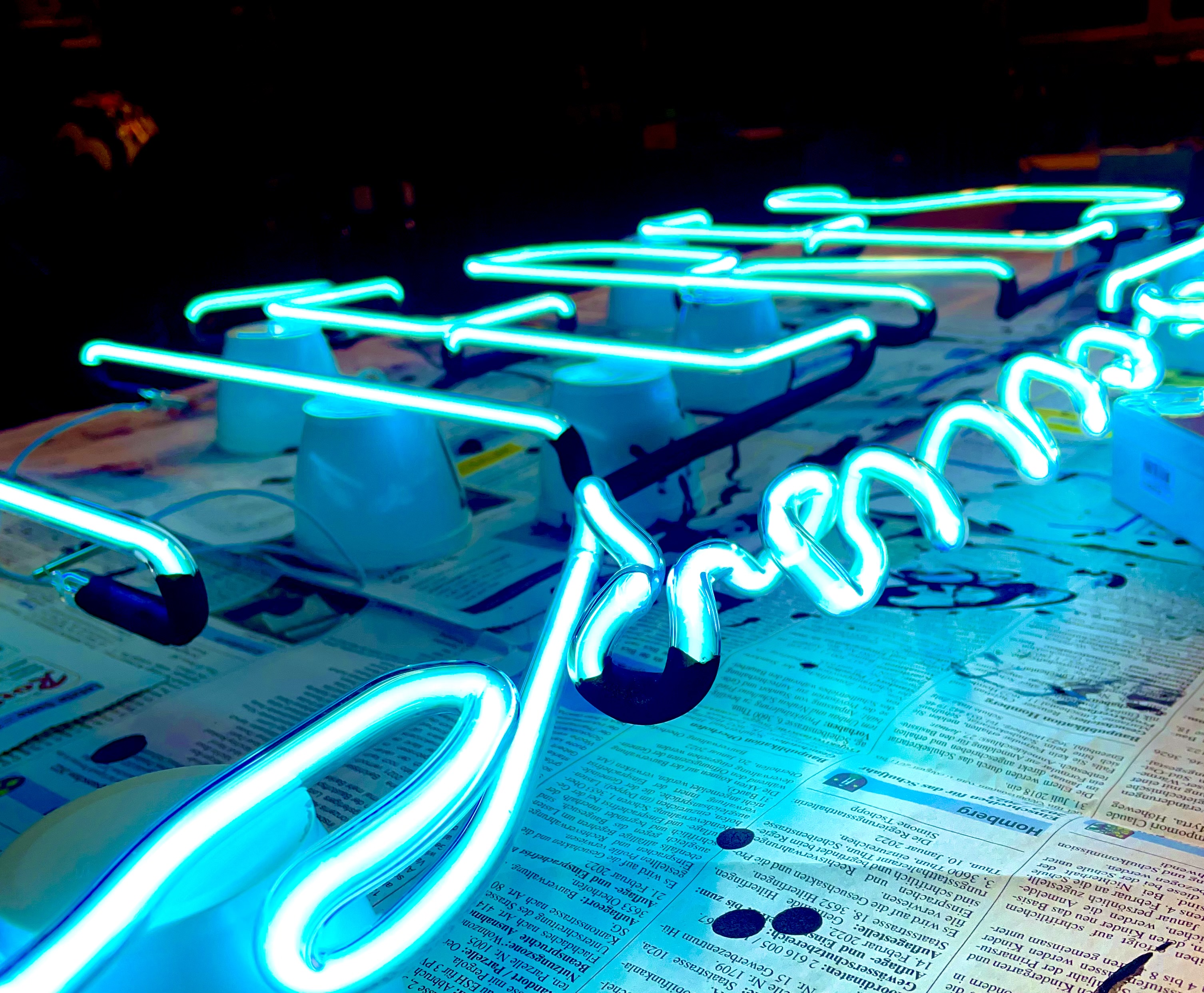 Neon vs LED - Neonglasbläserei Bärtschi - Ihr kompetenter Partner für ...