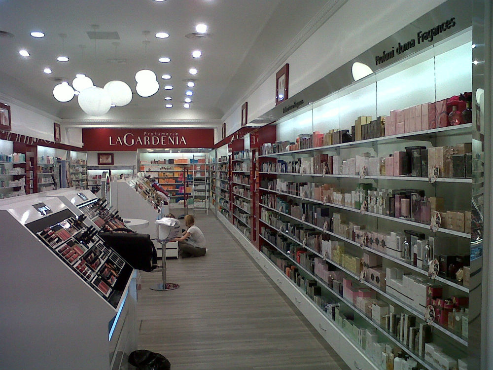 Allestimento Profumerie - L'Impronta Montaggi