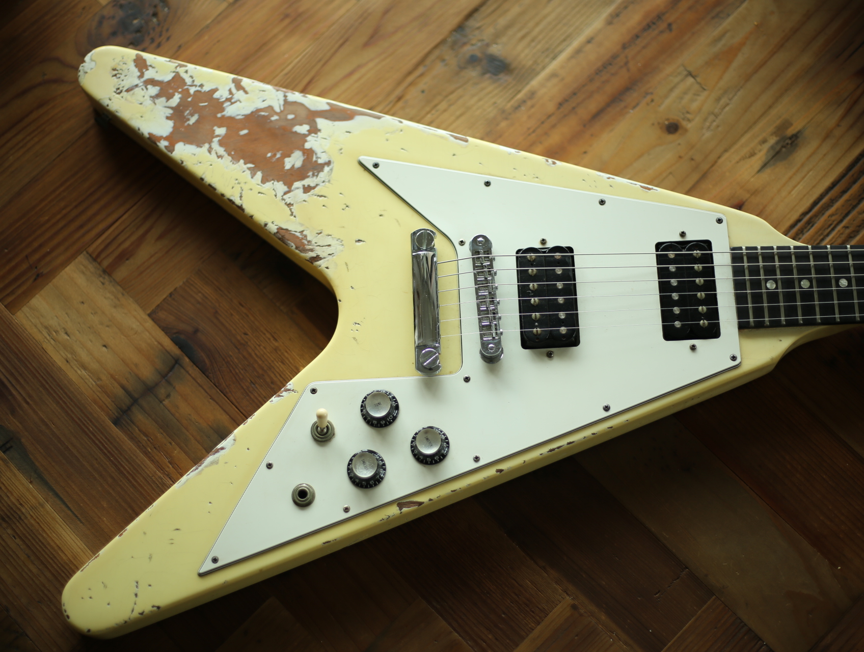 SOLD Gibson - Flying V Classic White "Dirty V" Custom Relic - SPOON ...